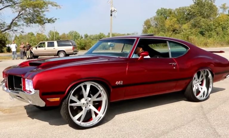 Gorgeous 72 Oldsmobile Cutlass 442 on 26 inch Forgiatos (HD Video ...
